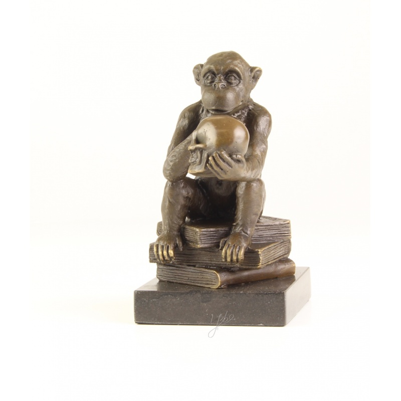 Maimuta cu un craniu-statueta din bronz pe un soclu din marmura