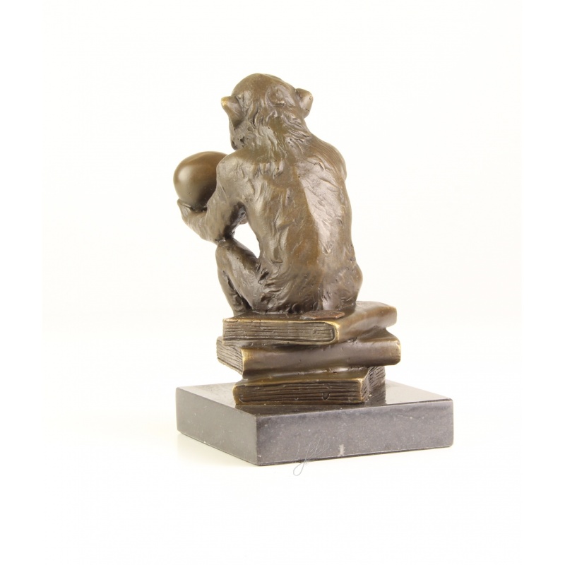 Maimuta cu un craniu-statueta din bronz pe un soclu din marmura