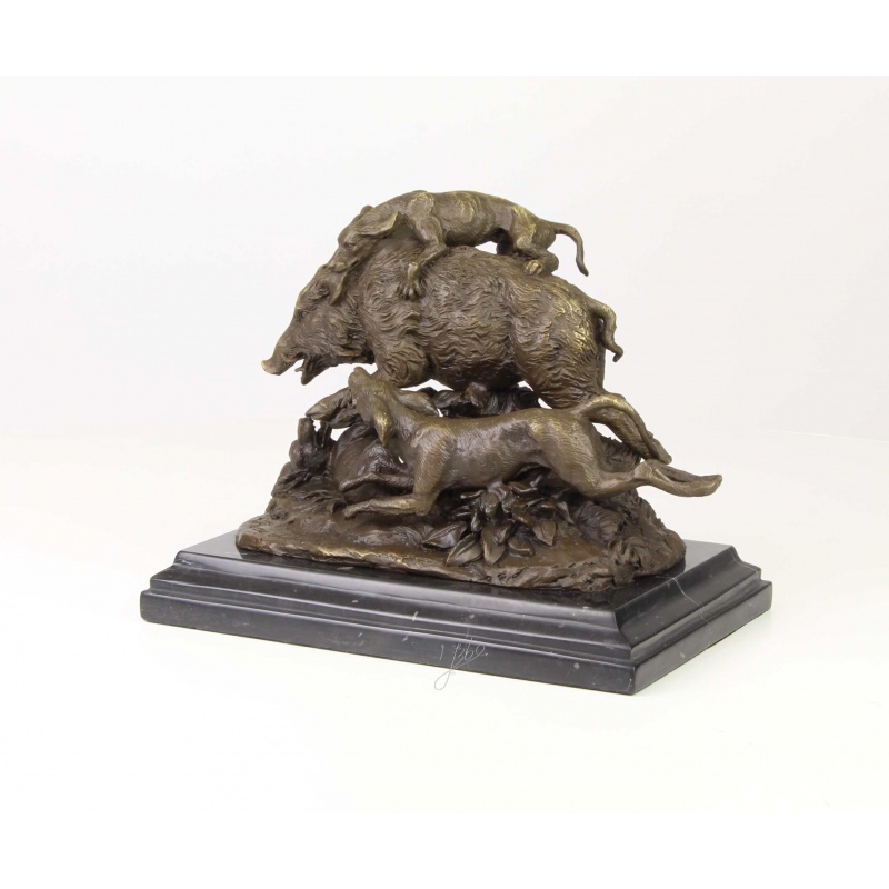 Caini salbatici atacand un mistret-statueta din bronz