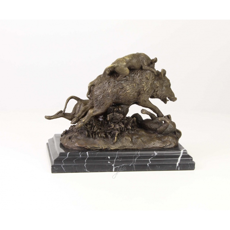 Caini salbatici atacand un mistret-statueta din bronz