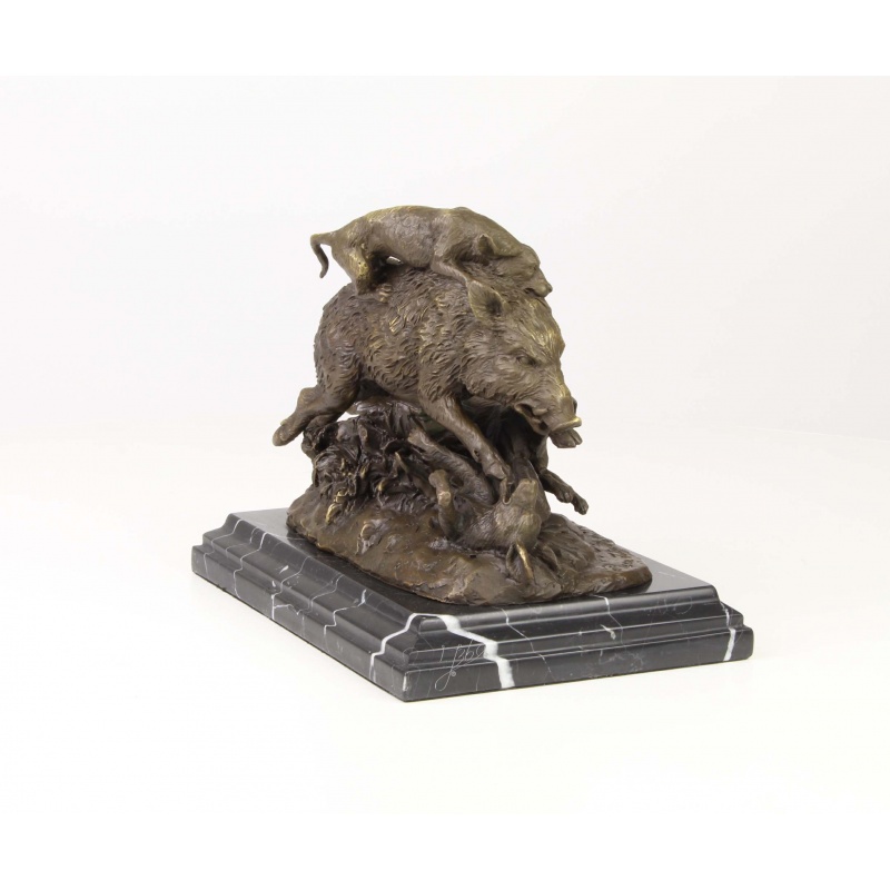 Caini salbatici atacand un mistret-statueta din bronz